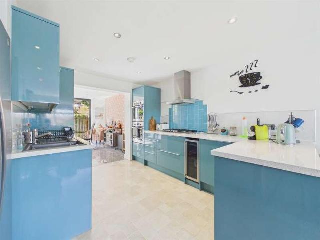 4 bed house for sale