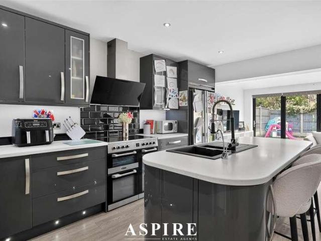 4 bed house for sale