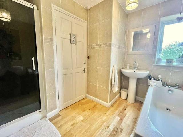 4 bed house for sale