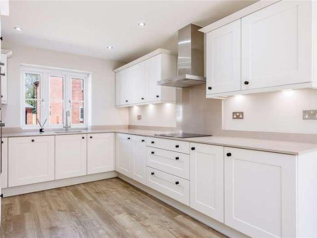 4 bed house for sale