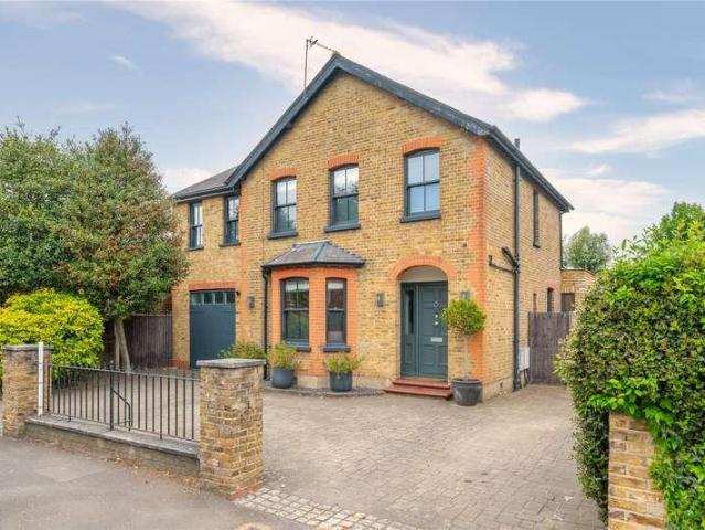 4 bed house for sale