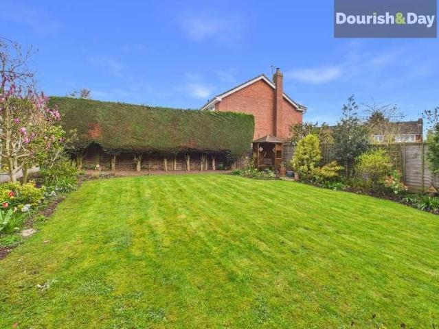 4 bed house for sale