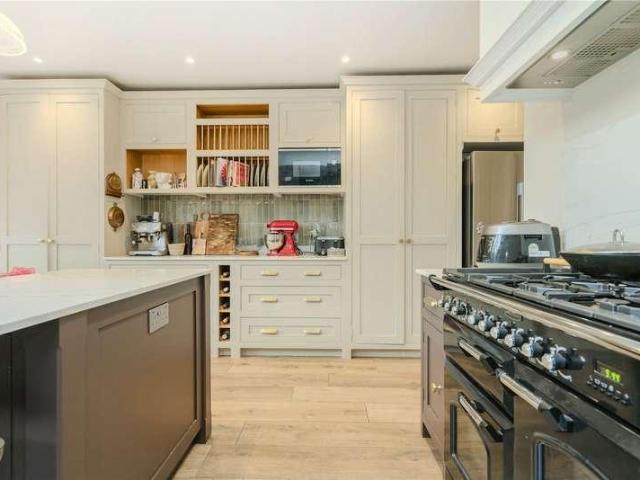 4 bed house for sale