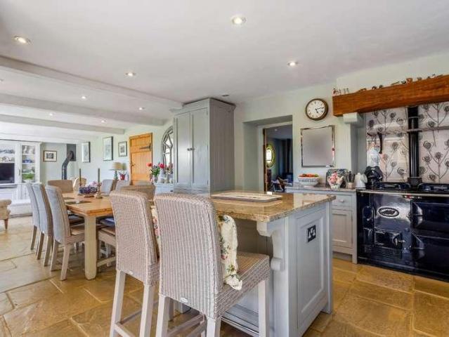 4 bed house for sale