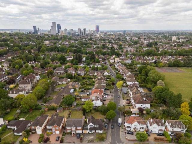 4 bed house for sale