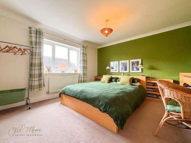 4 bed house for sale