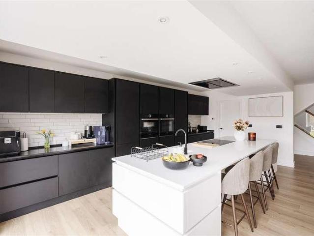 4 bed house for sale