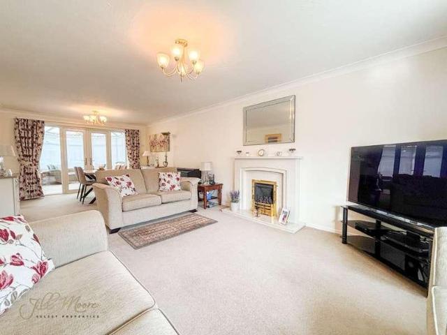 4 bed house for sale