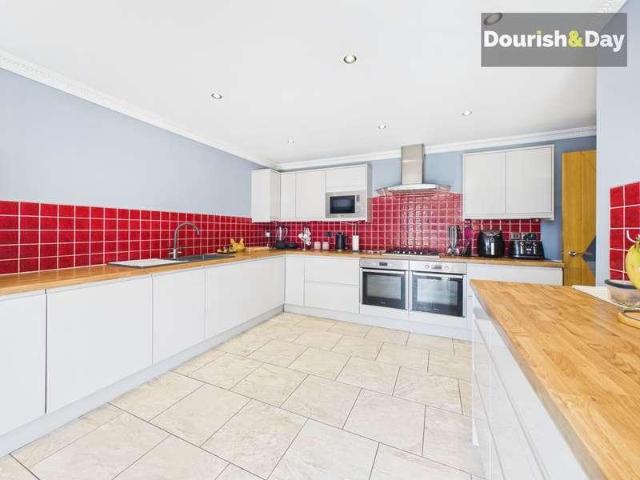 4 bed house for sale