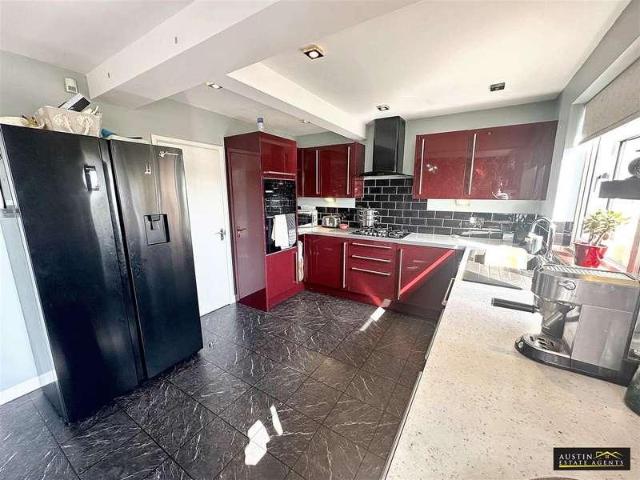 4 bed house for sale