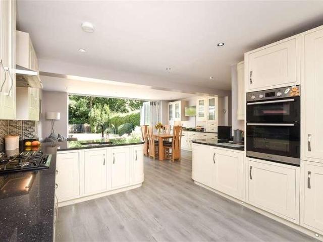 4 bed house for sale