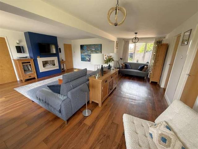 4 bed house for sale