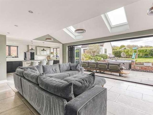 4 bed house for sale