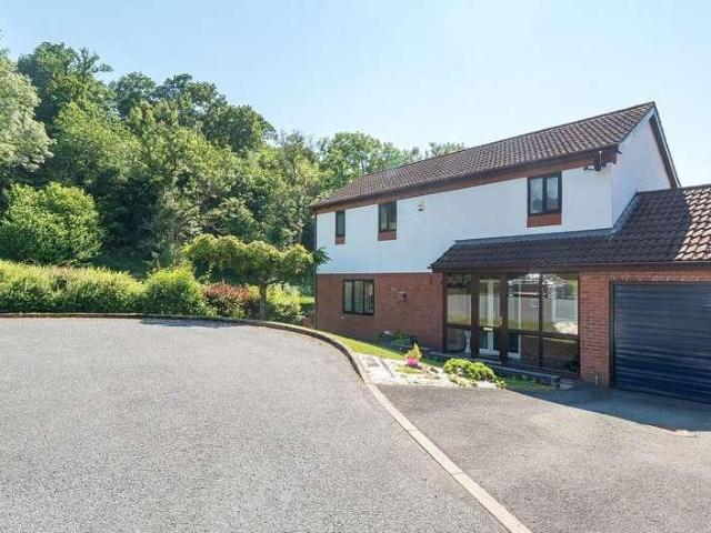 4 bed house for sale