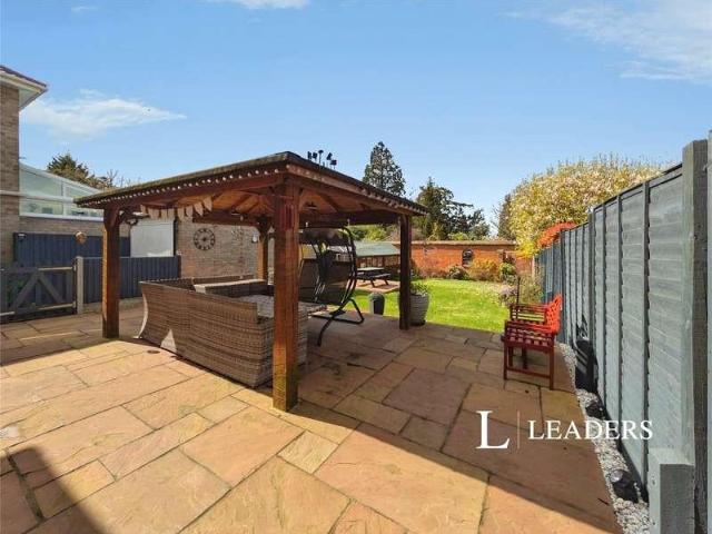 4 bed house for sale