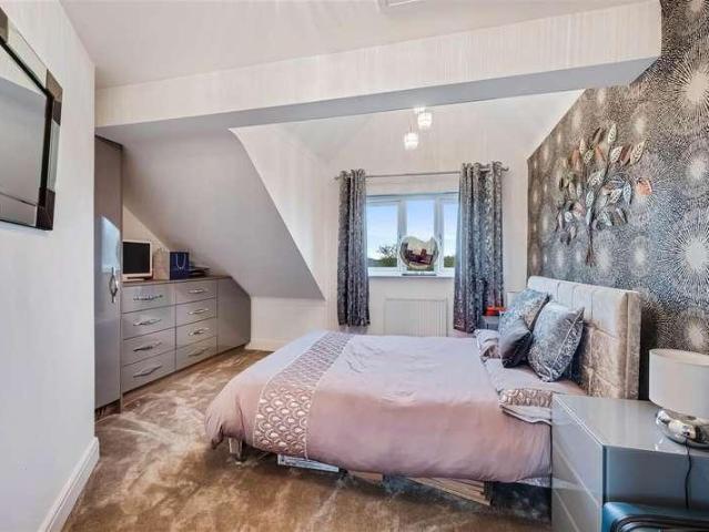 4 bed house for sale