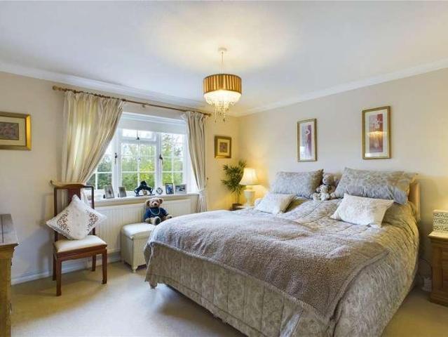 4 bed house for sale