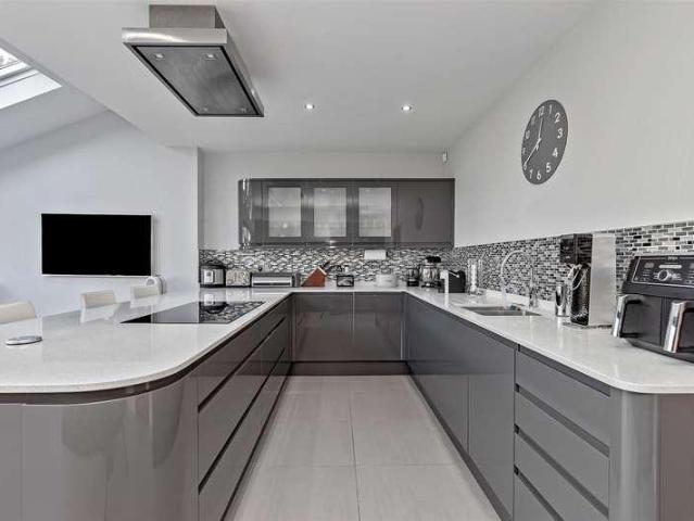 4 bed house for sale