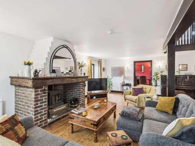 4 bed house for sale