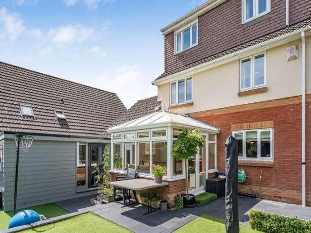 4 bed house for sale