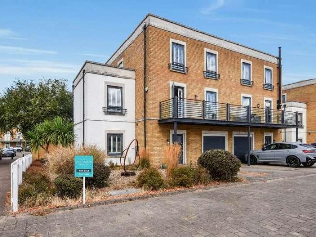 4 bed house for sale