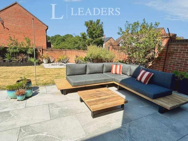 4 bed house for sale