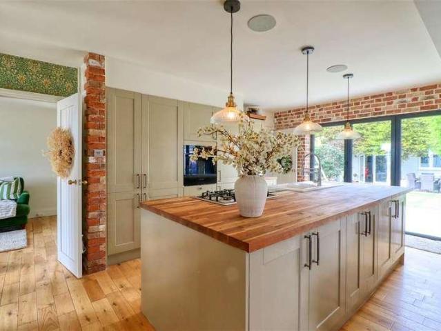 4 bed house for sale