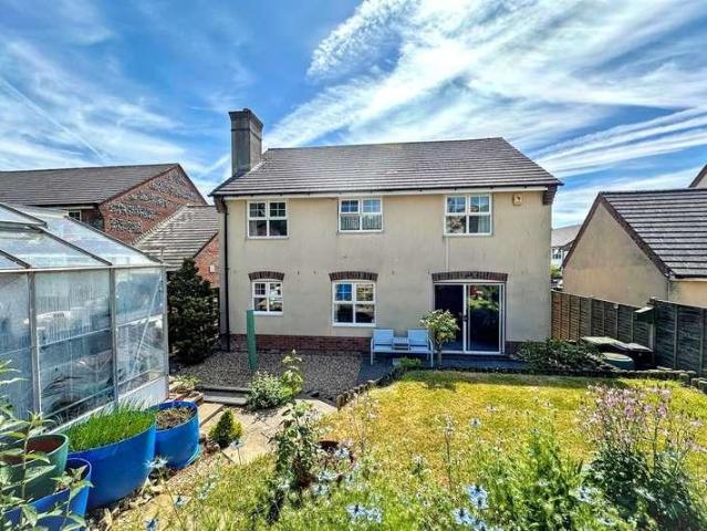 4 bed house for sale