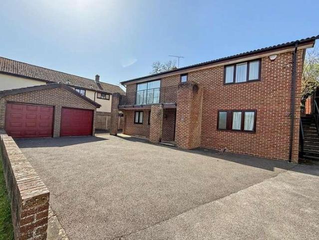 4 bed house for sale