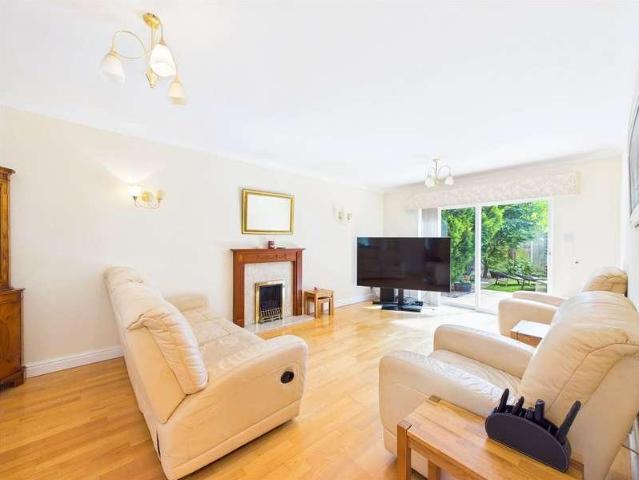 4 bed house for sale