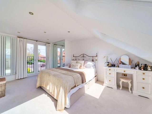 4 bed house for sale