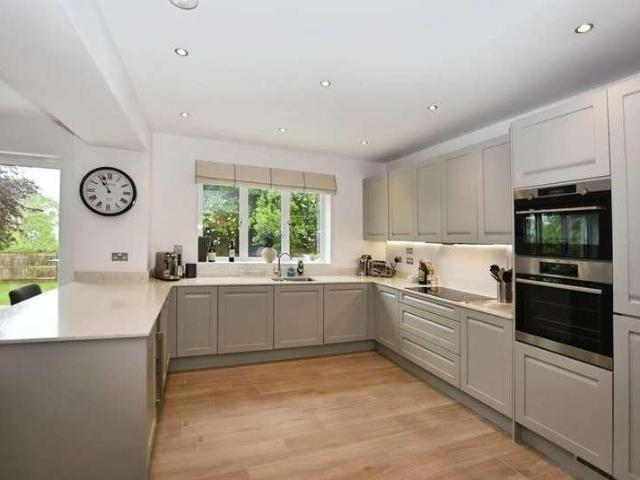 4 bed house for sale