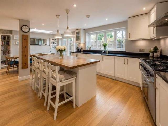 4 bed house for sale