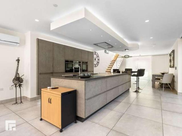 4 bed house for sale