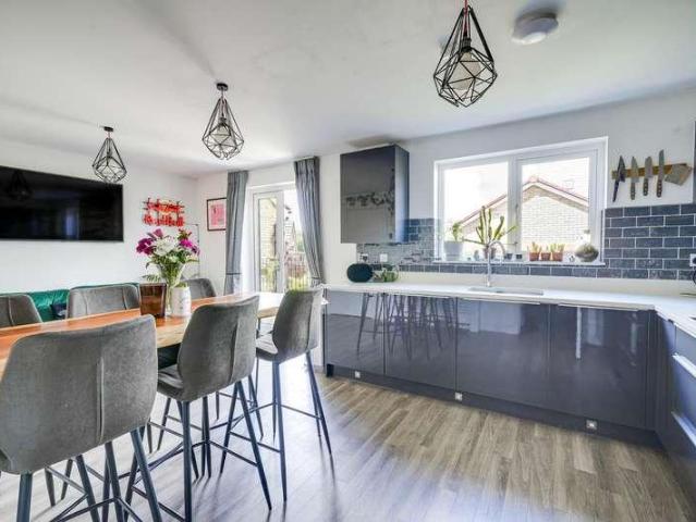 4 bed house for sale