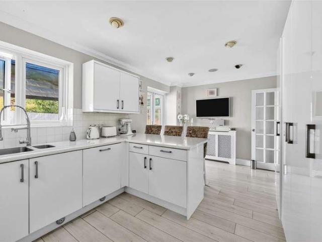4 bed house for sale