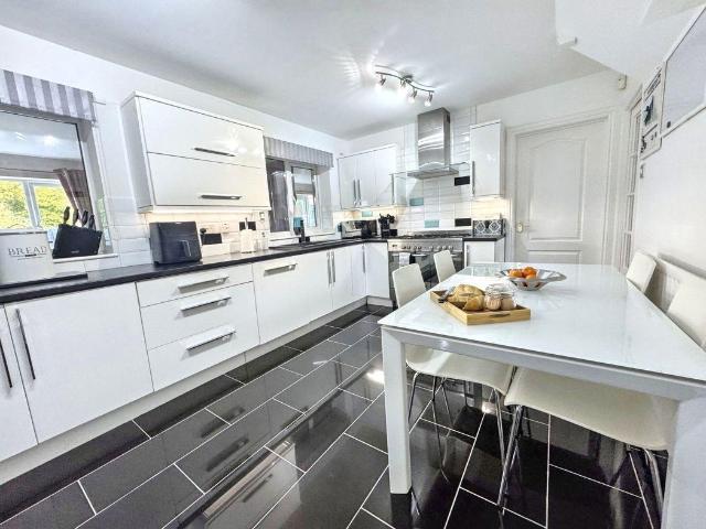 4 bed house for sale