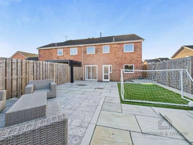 4 bed house for sale