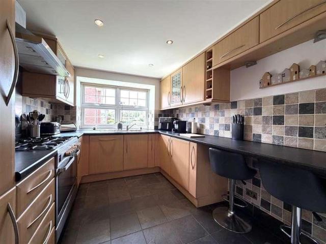 4 bed house for sale
