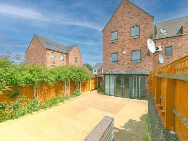 4 bed house for sale