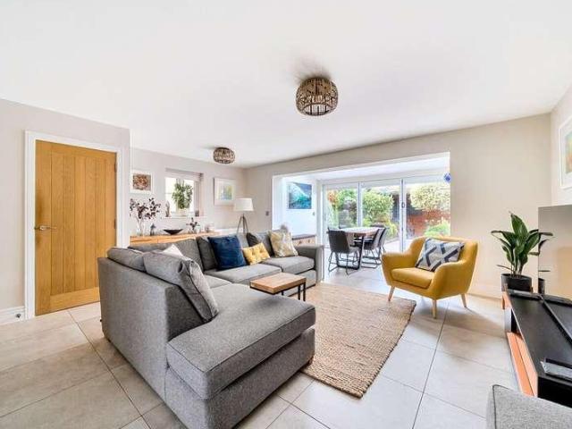 4 bed house for sale