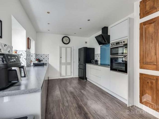 4 bed house for sale