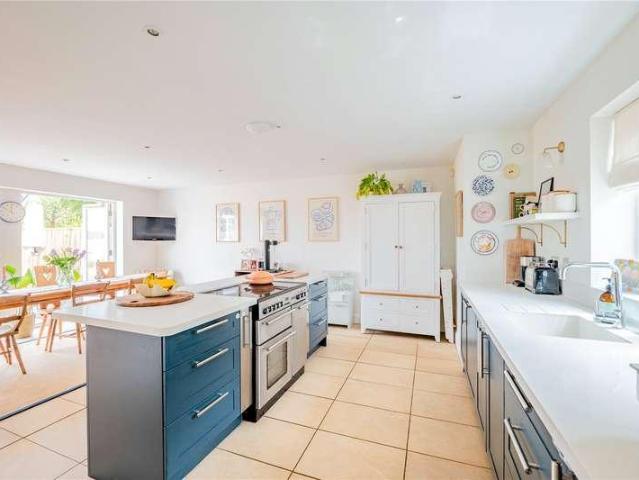 4 bed house for sale