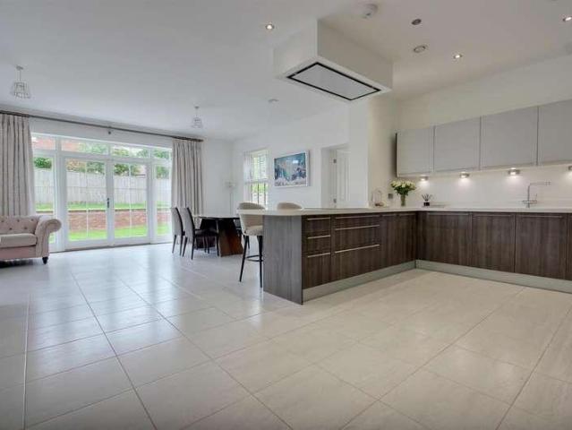 4 bed house for sale