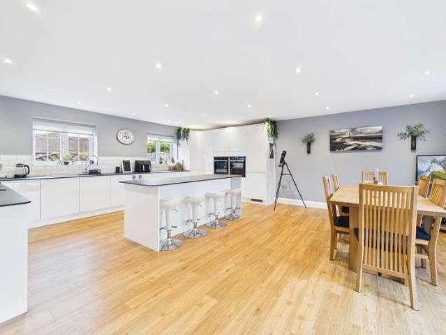 4 bed house for sale