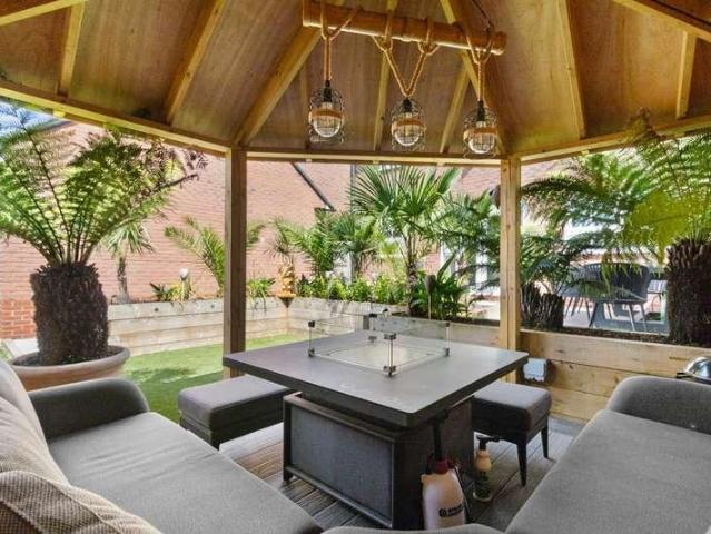 4 bed house for sale