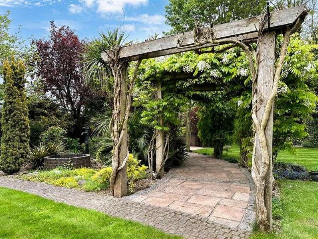 4 bed house for sale