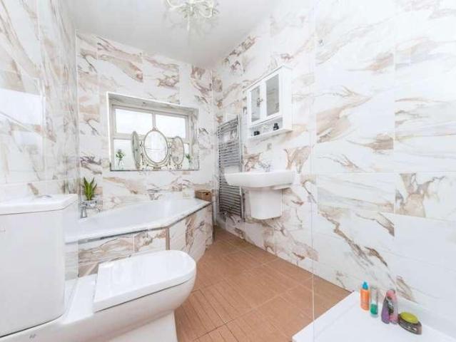 4 bed house for sale