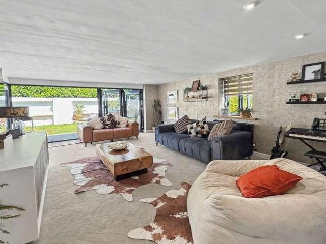 4 bed house for sale