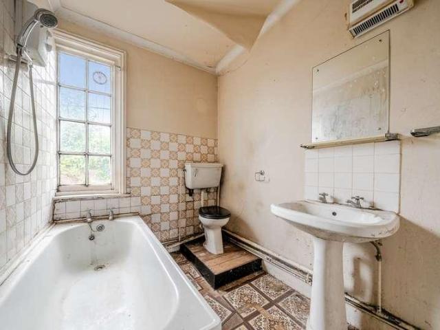 4 bed house for sale
